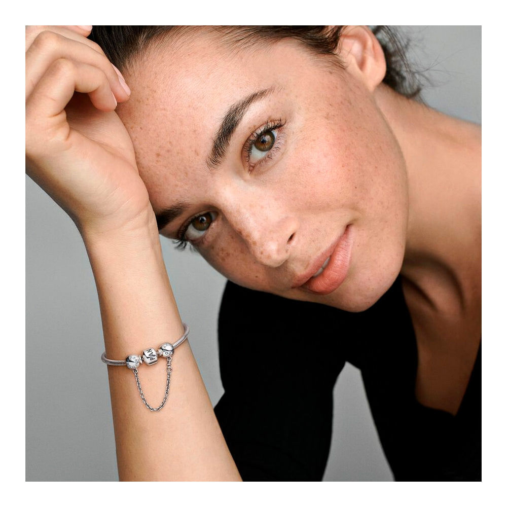 Cadena de Seguridad Pandora Circular con Logo Pandora Color Plateado ...