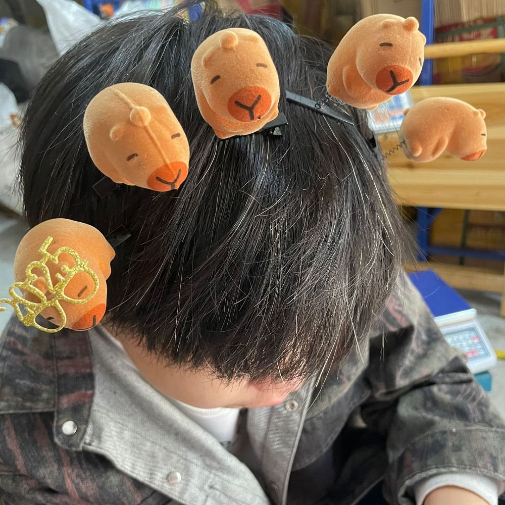 Ganchitos capibara vincha de peluche para el cabello - Shopstar
